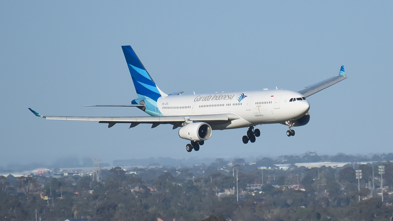 VIDEO Garuda A330 Battles 89km/h Gusts during Approach!!